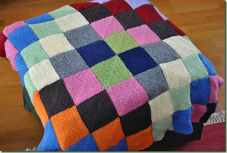 mias hemmaliv: Stickad pläd i restgarn